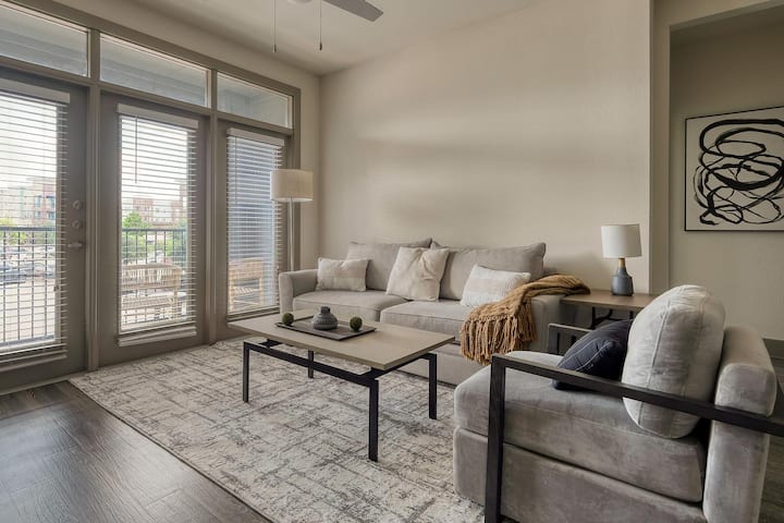 Landing | Spectacular 2bd, Yoga Studio, Pool - The Woodlands, TX