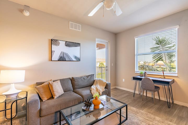 Landing | Incredible 2bd, Yoga Studio, Courtyard - Fort Myers, FL