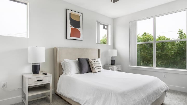 Landing | Beautiful 2bd, Courtyard, Clubhouse - Dallas, TX
