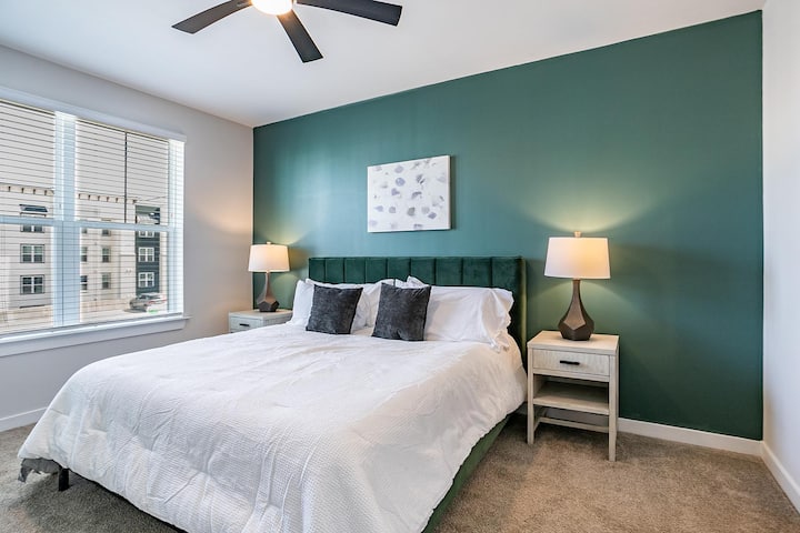 Landing | Modern 2bd, Pool, Yoga Studio - Suwanee, GA