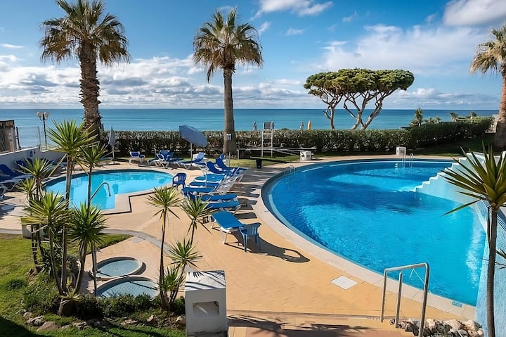 Vacation At Its Finest! Beachfront Property, Pool! - Albufeira