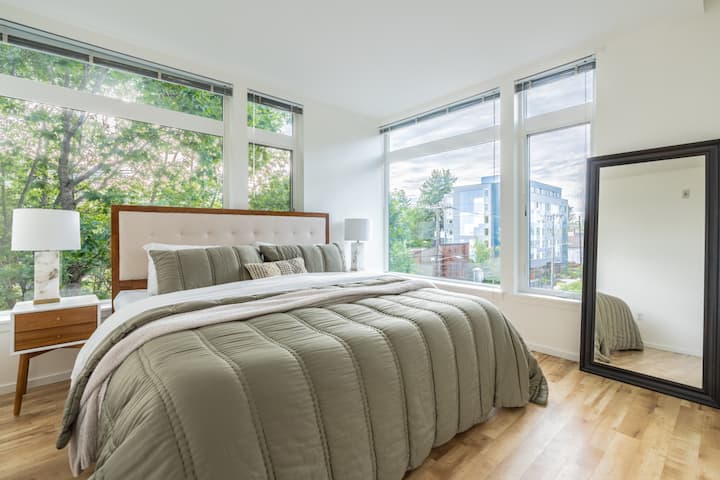 King Bd Apt| Parking | Rooftop Views | Desk - Seattle, WA