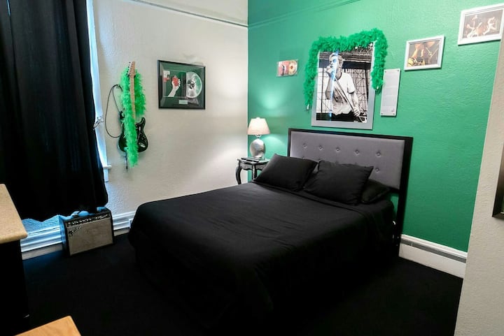 Green Day Room With Shared Restroom - Usa