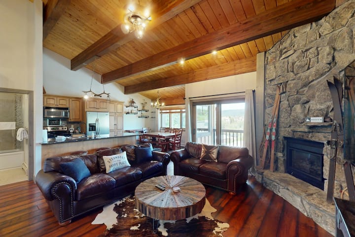 Four Br Condo W/ Balcony, Shared Pool & Hot Tub - Steamboat Springs