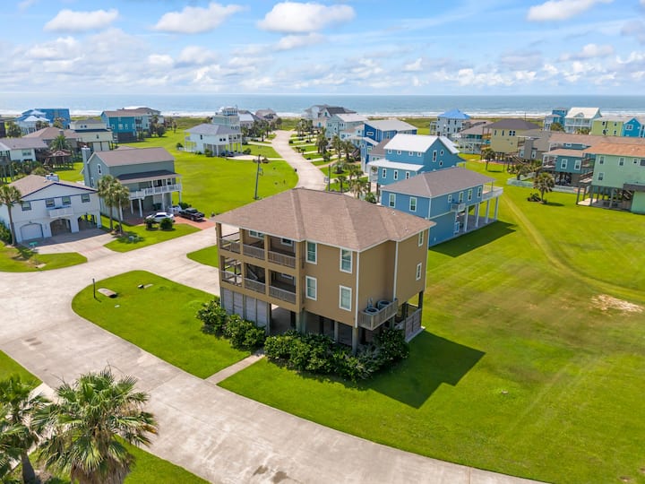 Spacious Beach Retreat | Sleeps 25 | - Galveston, TX