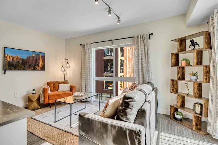 Stunning 2 Bed - Free Parking - King Bed - Massage - Salt Lake City, UT