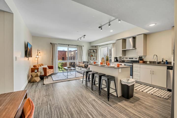 Stunning 2 Bed - Free Parking - King Bed - Massage - Tracy Aviary & Botanical Gardens