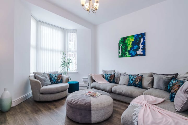 Spacious Home, Sleeps 7 In The Heart Of Anfield! - Liverpool, UK