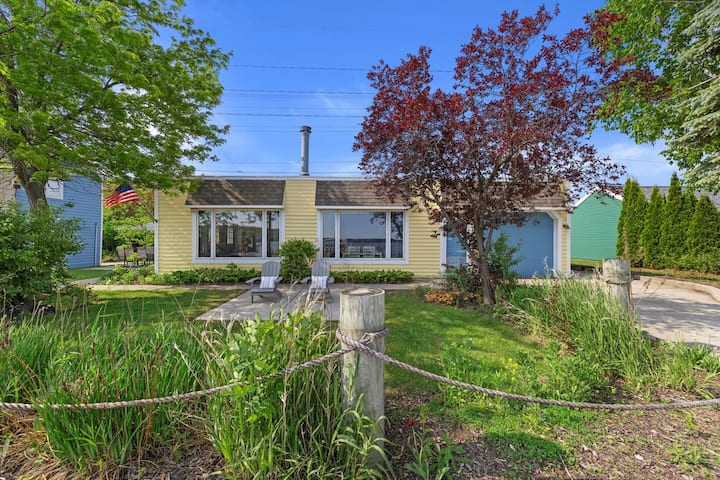 Lake Nagawicka Escape- Dock Across The Street! - Oconomowoc, WI