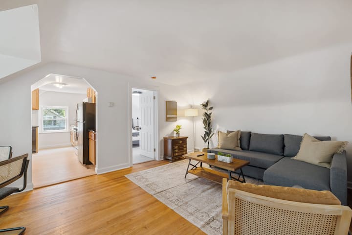 Bright, Clean & Cozy Newly-renovated 2br! Welcome! - Ypsilanti, MI