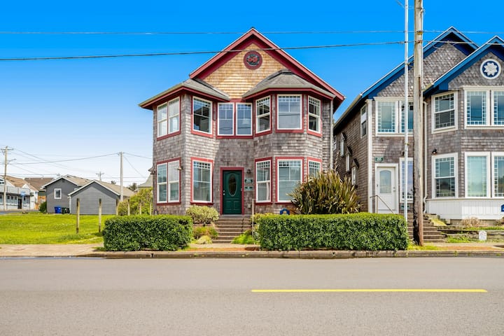 8 Br Two Ocean View Homes, Walk To Beach, Hot Tubs - Newport, OR