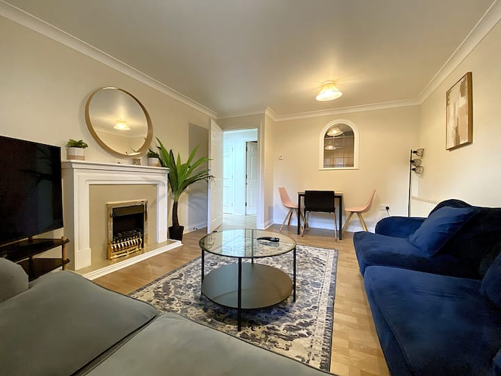 Woking 2-bed Flat With Balcony And Parking - Woking