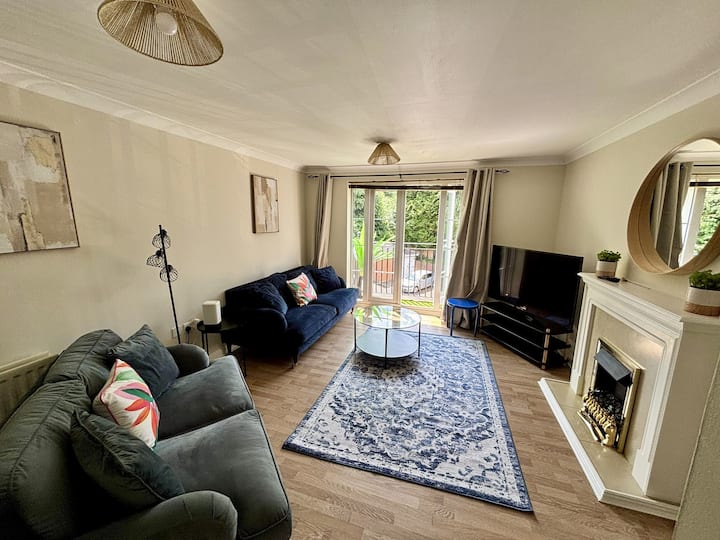 Woking 2-bed Flat With Balcony, En-suite And Parki - Woking