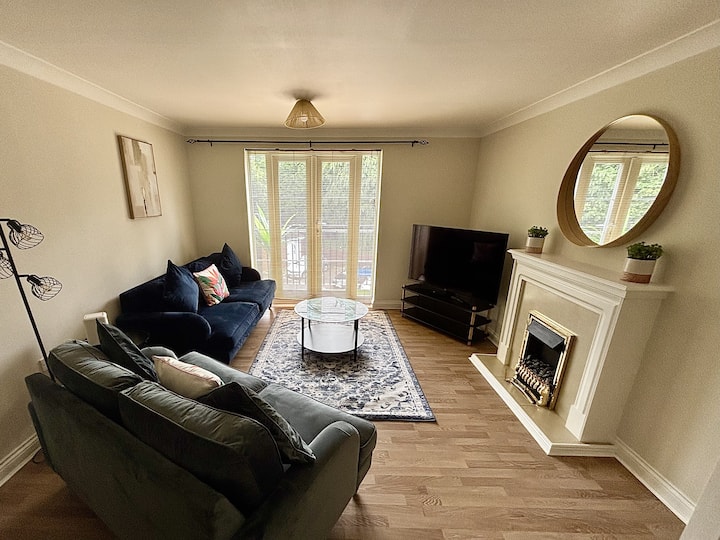 Woking 2-bed Flat With Balcony, En-suite And Parki - Woking