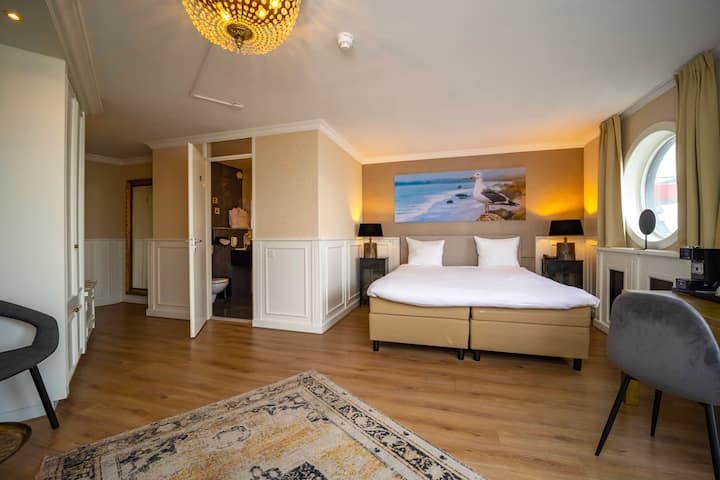 Oceanfront Elegance With Direct Beach Access! - Breskens