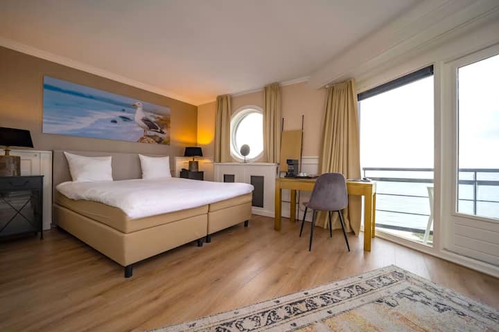 Oceanfront Elegance With Direct Beach Access! - Middelburg, Netherlands