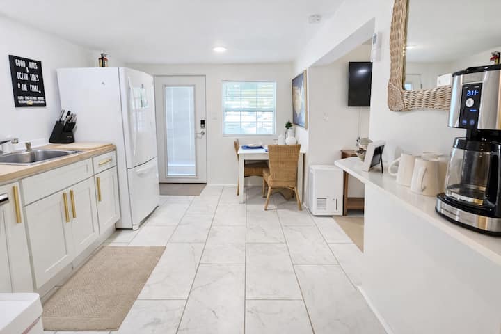 Charming Pag Studio & Sunsets +Steps 2 Sand +Bikes - St. Pete Beach, FL