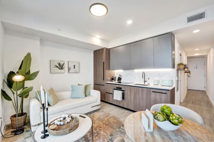 Luxury 1br Retreat – Modern Design & Ocean Breezes - Miami Beach, FL