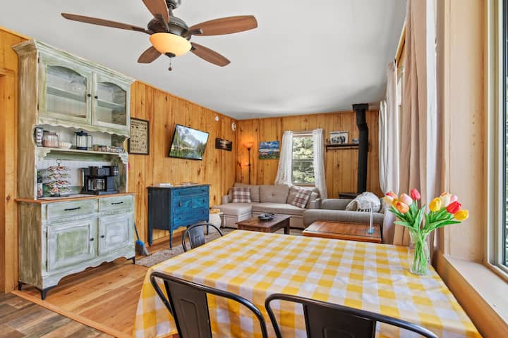 The Woodland Bear Cabin Next To National Forest - Woodland Park, CO