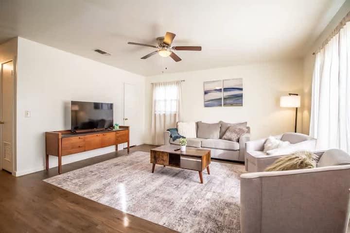 Retro Retreat - 2br/1.5ba - Centrally Located - Lubbock, TX