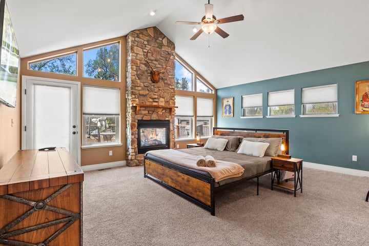 Cozy Downtown Cottage With Deck, Fireplace - Colorado Springs, CO
