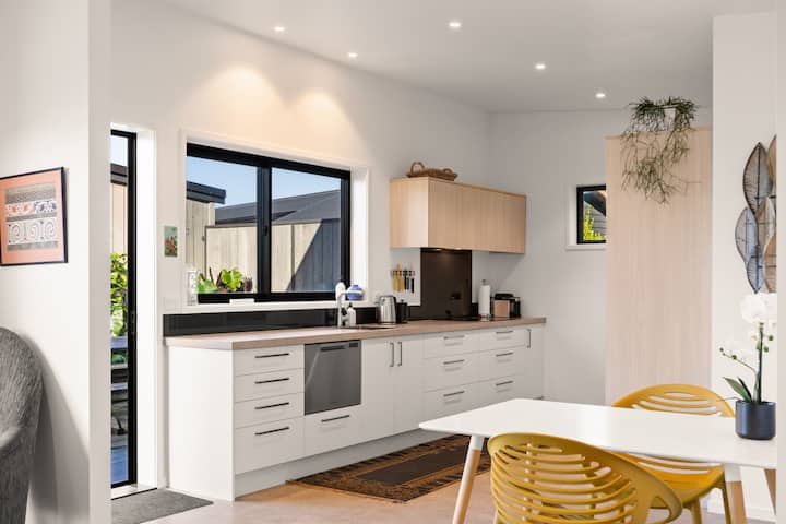120m To Wainui Beach | Modern Coastal Unit - Gisborne, New Zealand
