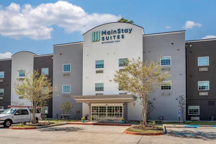 Baton Rouge East Stay + Free Parking & Pool - Louisiana