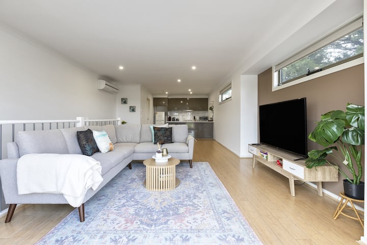 Spacious Corio Townhouse With Balcony & Courtyard - Lara