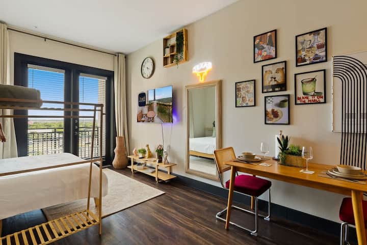 6min To Domain | 12min Dt | Balcony + Free Parking - Austin, TX
