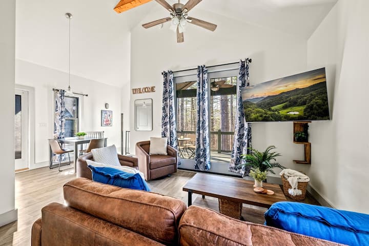 Spacious Villa For 20: Hot Tub & Game Room - Hendersonville, NC