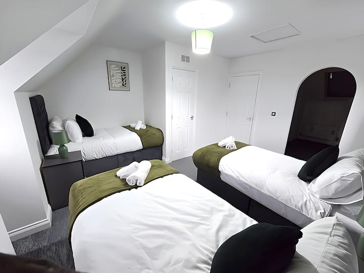 Bilston 3-bed Town House, Sleeps 9 - Groups - 울버햄프턴