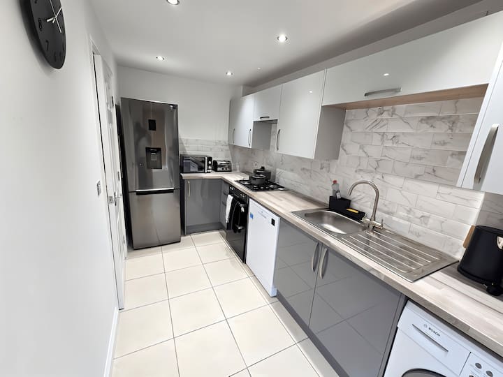 Bilston Group Home Sleeps 9 With Parking - Wolverhampton