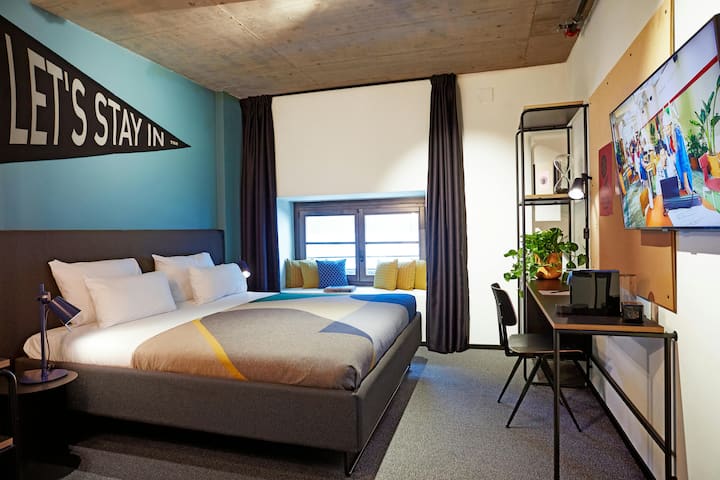 Room With Gathering Space | The Social Hub - Madrid