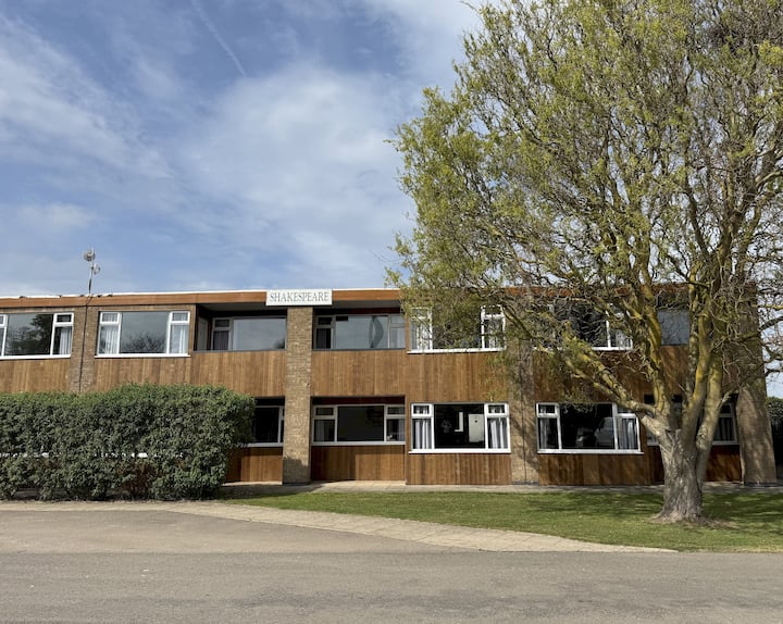 Shakespeare Ground Floor Apartment 242 -