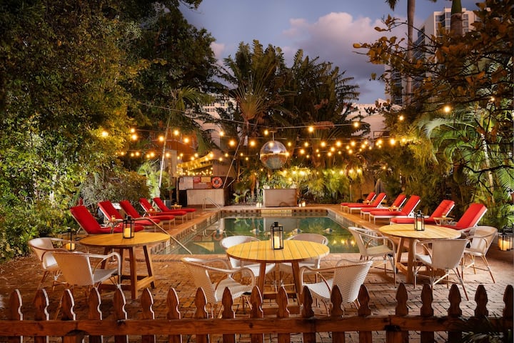 Minutes To South Beach + Pool. Bar. Bike. - Miami Beach, FL