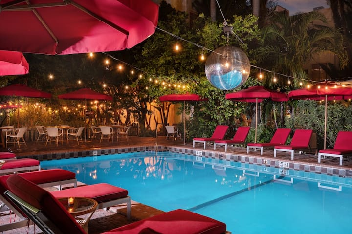 Walk To The Beach + Bar. Pool. Free Bike. - Miami Beach, FL