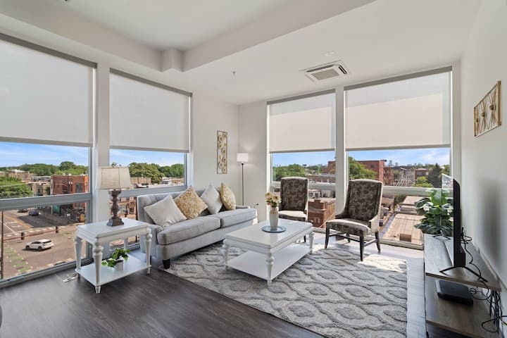 2br City Loft Sweeping Glass Views - Chicago, IL