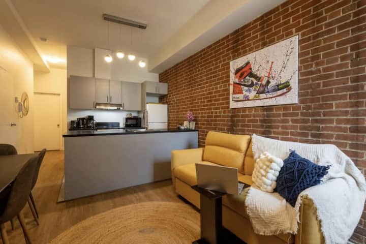 Sleek 2br In Heart Of Downtown Montreal - Montreal