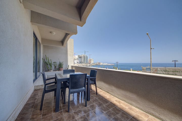 Dolce Far Niete, Sliema Sea Front, 3bd, Sleeps 8 - Valletta
