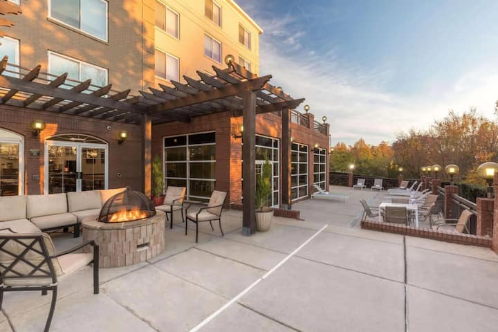 Close To Charlotte + Free Breakfast & Indoor Pool - Davidson, NC