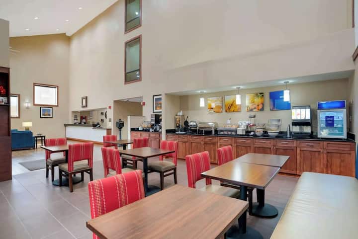 Minutes To Lsu Campus + Breakfast. Parking. Gym. - Baton Rouge, LA