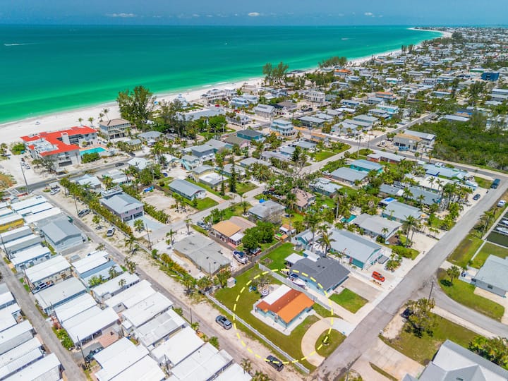 Sandy Feet Retreat · 28-night Min · Pets Ok - Holmes Beach, FL