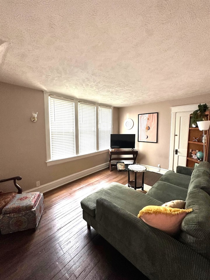 2br Upper Condo In Excellent Area - Illinois