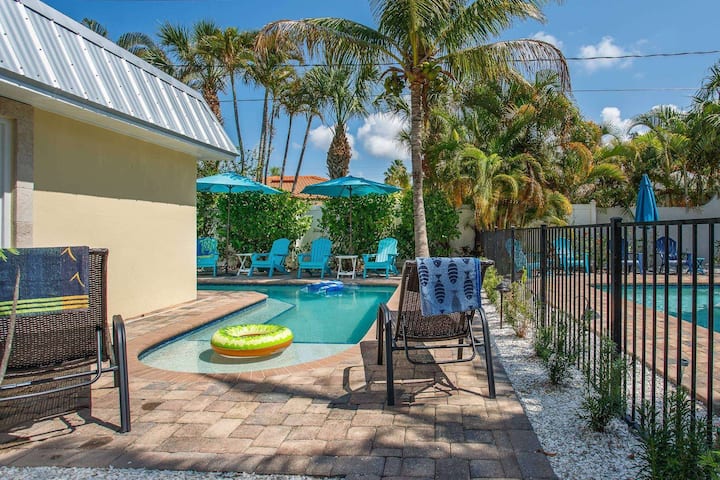 Lulu’s Crescent Cottages | Pool & Walk To Beach - Siesta Key, FL
