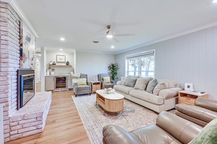 Patio, Yard, Views: Modern Home In Longview - Longview, TX