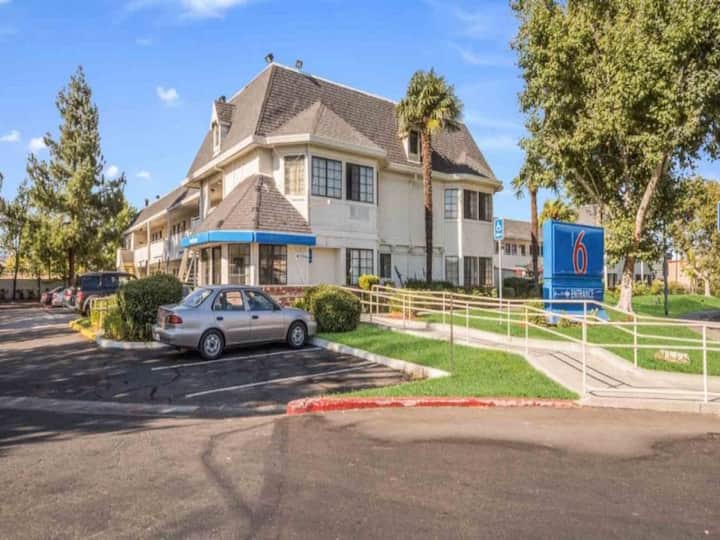 Motel 6 Fairfield, C_2 Queen Bed | Delu - Fairfield, CA