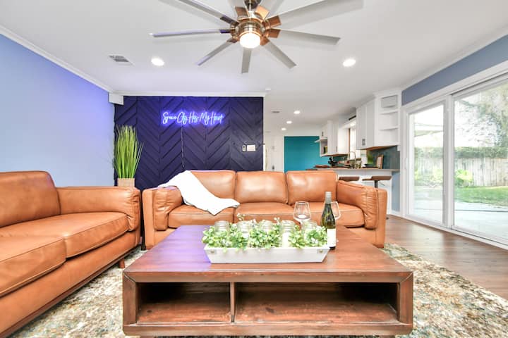 Stylish 4br • Hot Tub | Pool • Chic & Family-ready - League City, TX