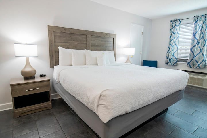 King Bed 3rd Floor Resort View King Room - Litchfield Beach, SC