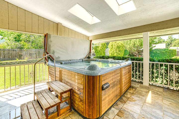 Steps To Clear Lake: Hot Tub Haven In Norcal! - Lakeport, CA