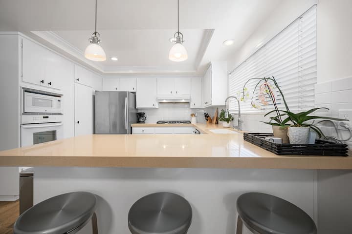 Corona Del Mar Beach Duplex Getaway - Irvine, CA